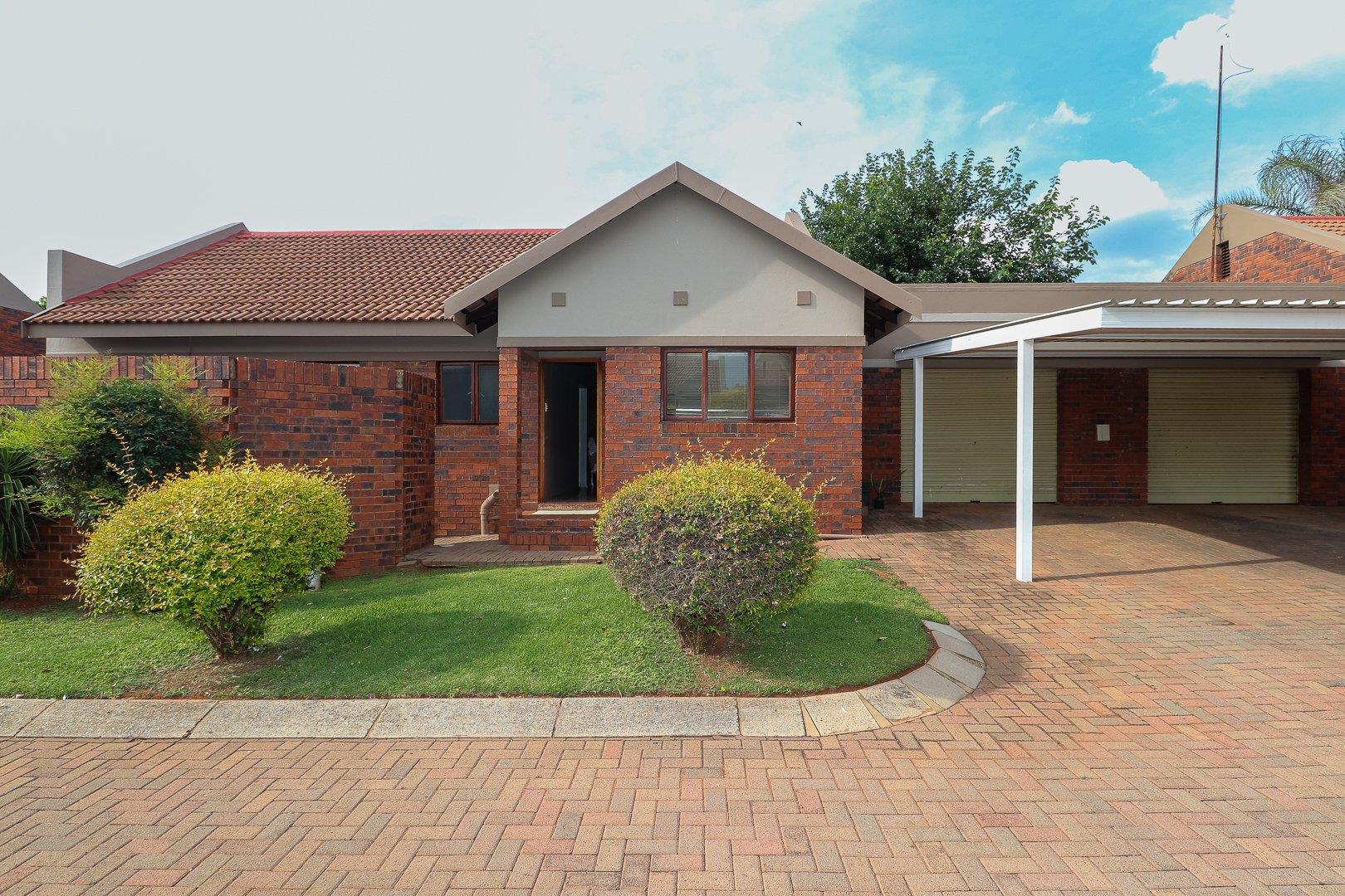 3 Bedroom Townhouse for sale in Flamwood - P24-116835988