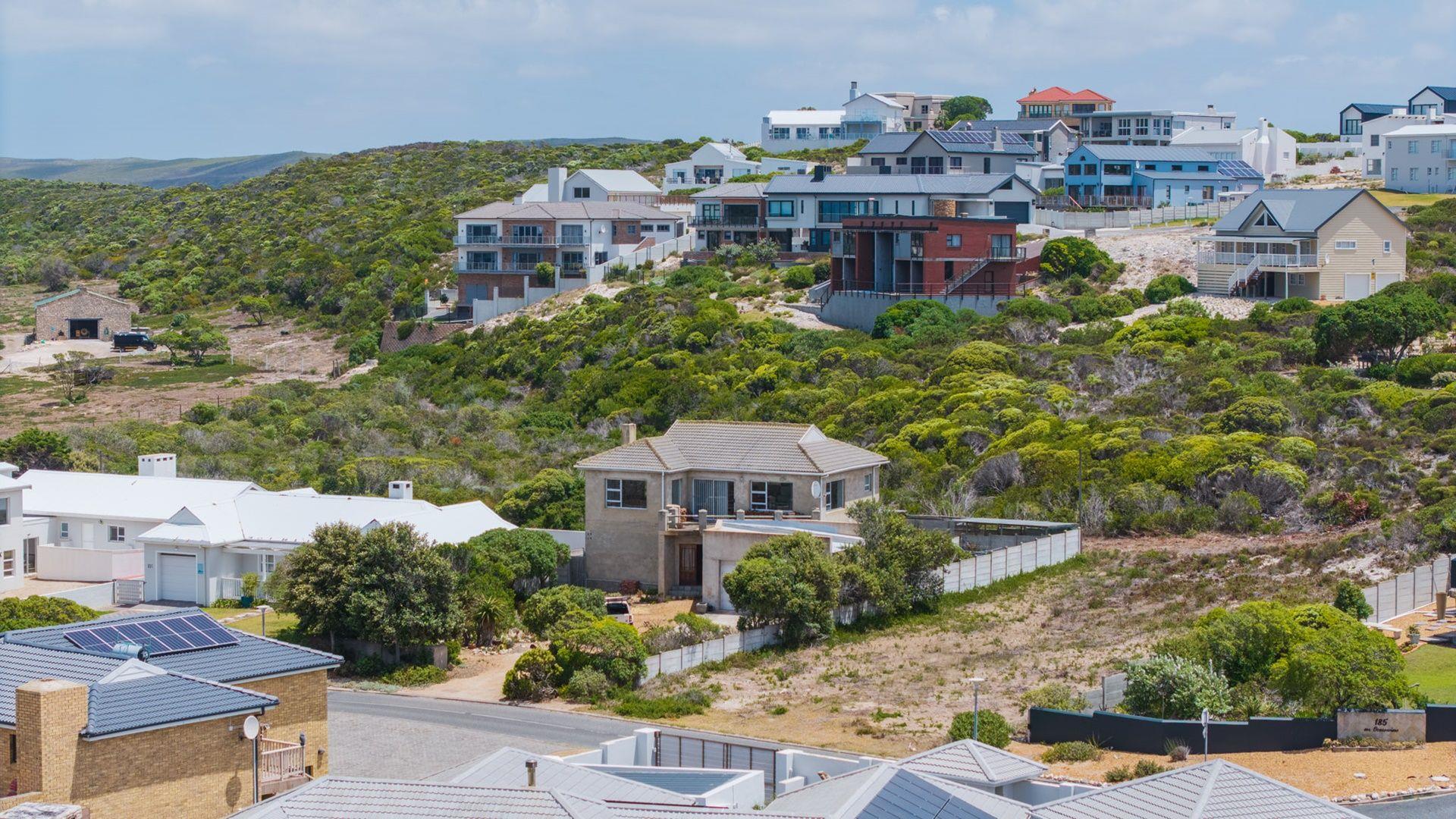 3 Bedroom House for sale in Struisbaai - P24-116836037
