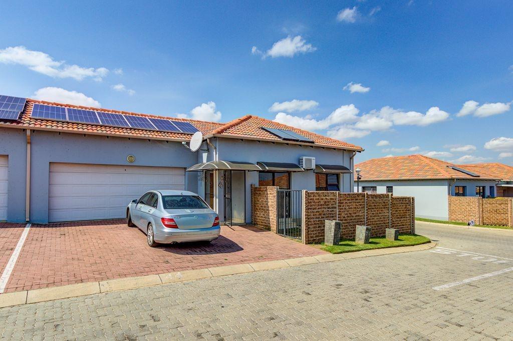 3 Bedroom Townhouse for sale in Parkrand - P24-116702624