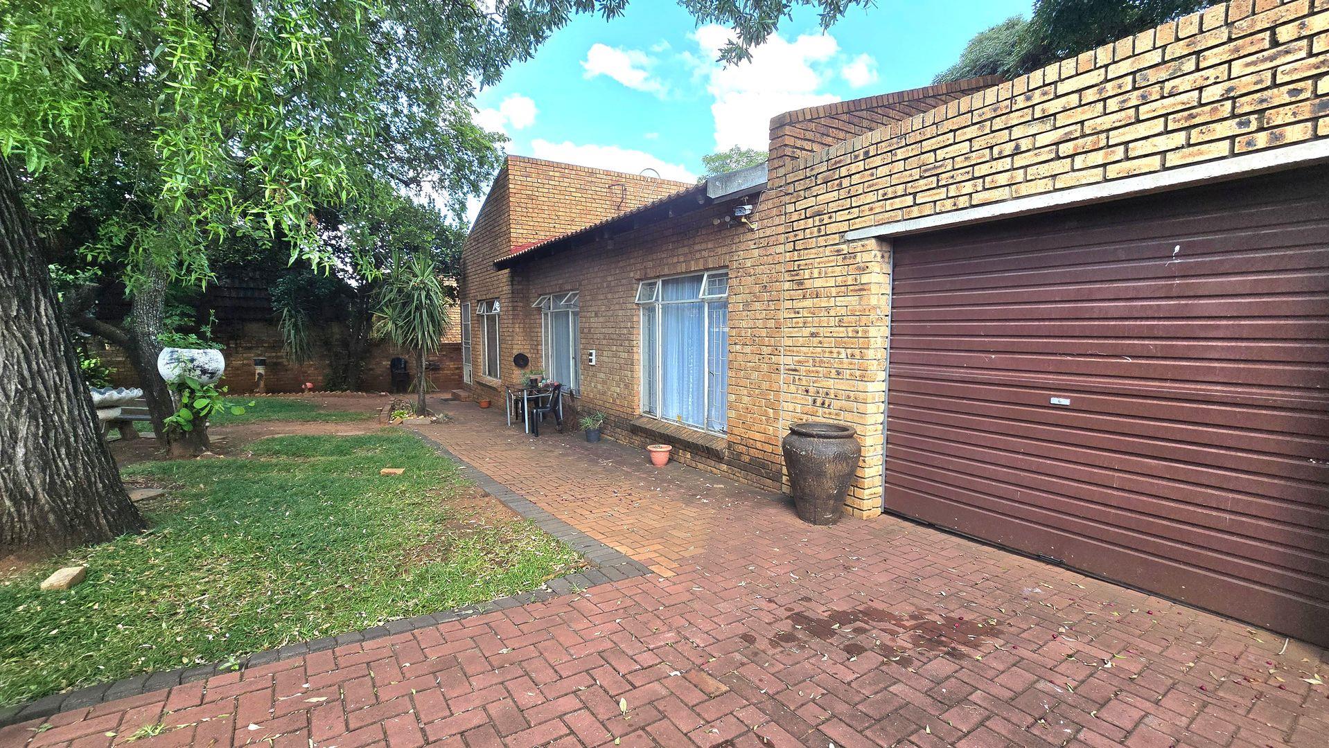 3 Bedroom House for sale in Geelhoutpark - P24-116838686