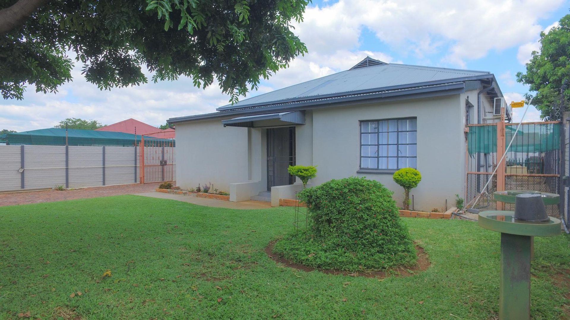 3 Bedroom House for sale in Rustenburg Central - P24-116839036