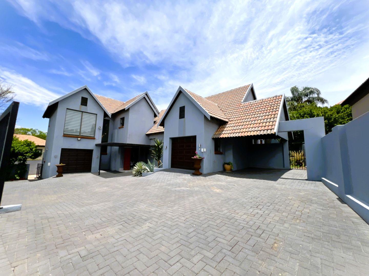 4 Bedroom House for sale in Olympus AH - P24-116839953