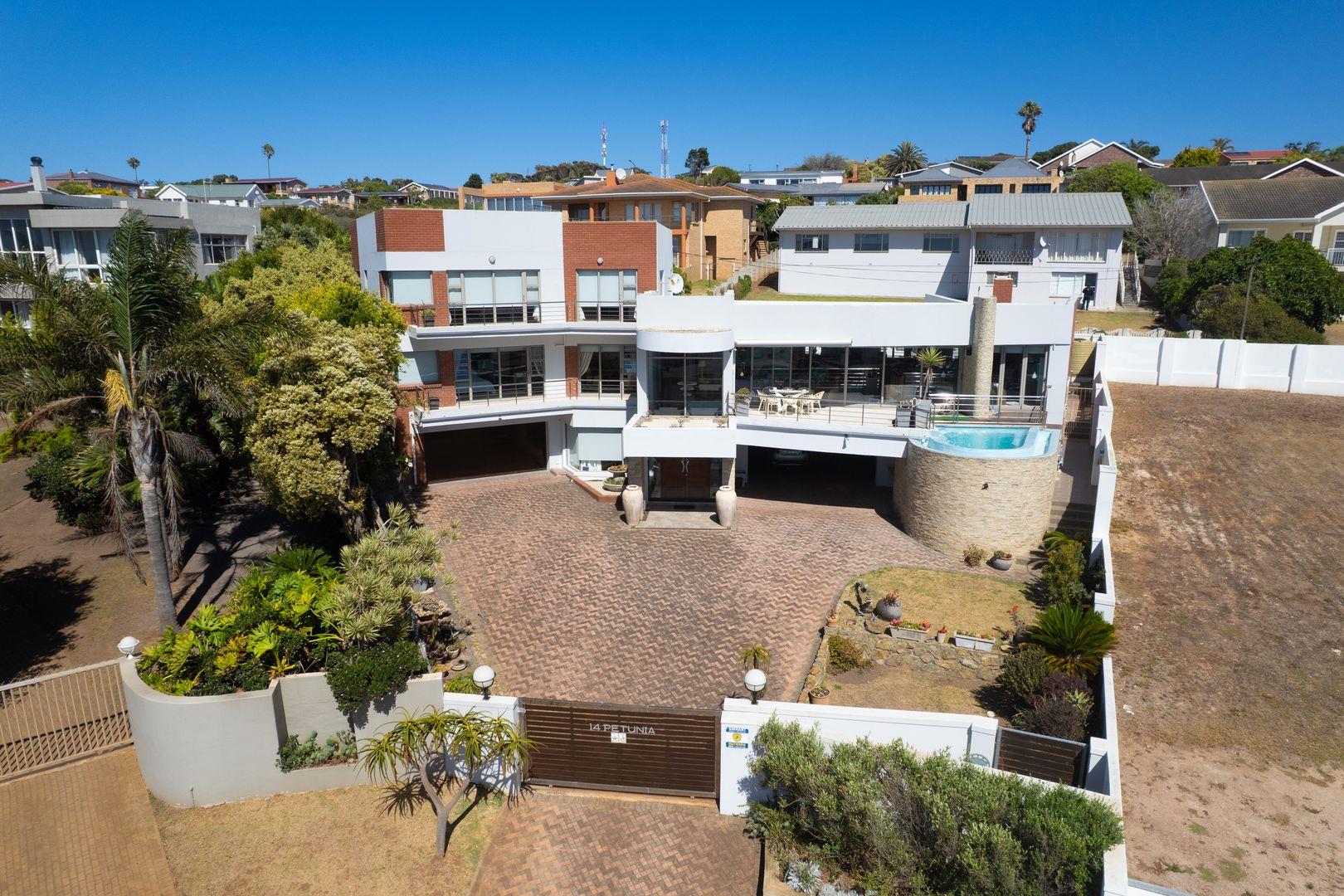 4 Bedroom House for sale in Wavecrest - P24-116418083