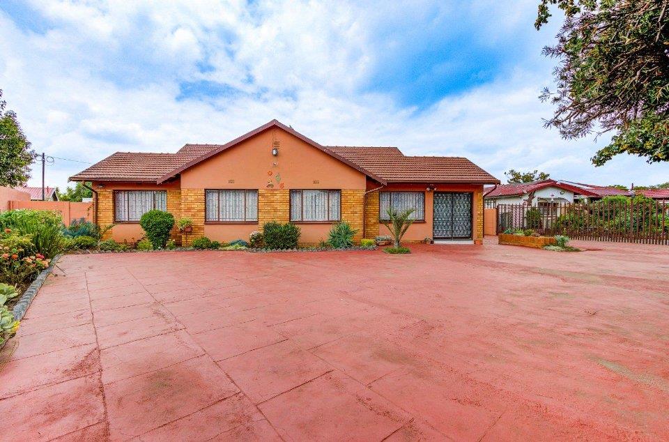 3 Bedroom House for sale in Van Dyk Park - P24-116846059