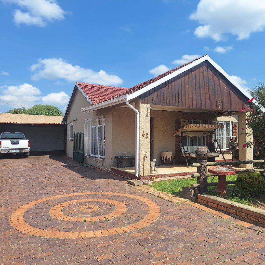 4 Bedroom House for sale in Van Dyk Park - P24-116846652
