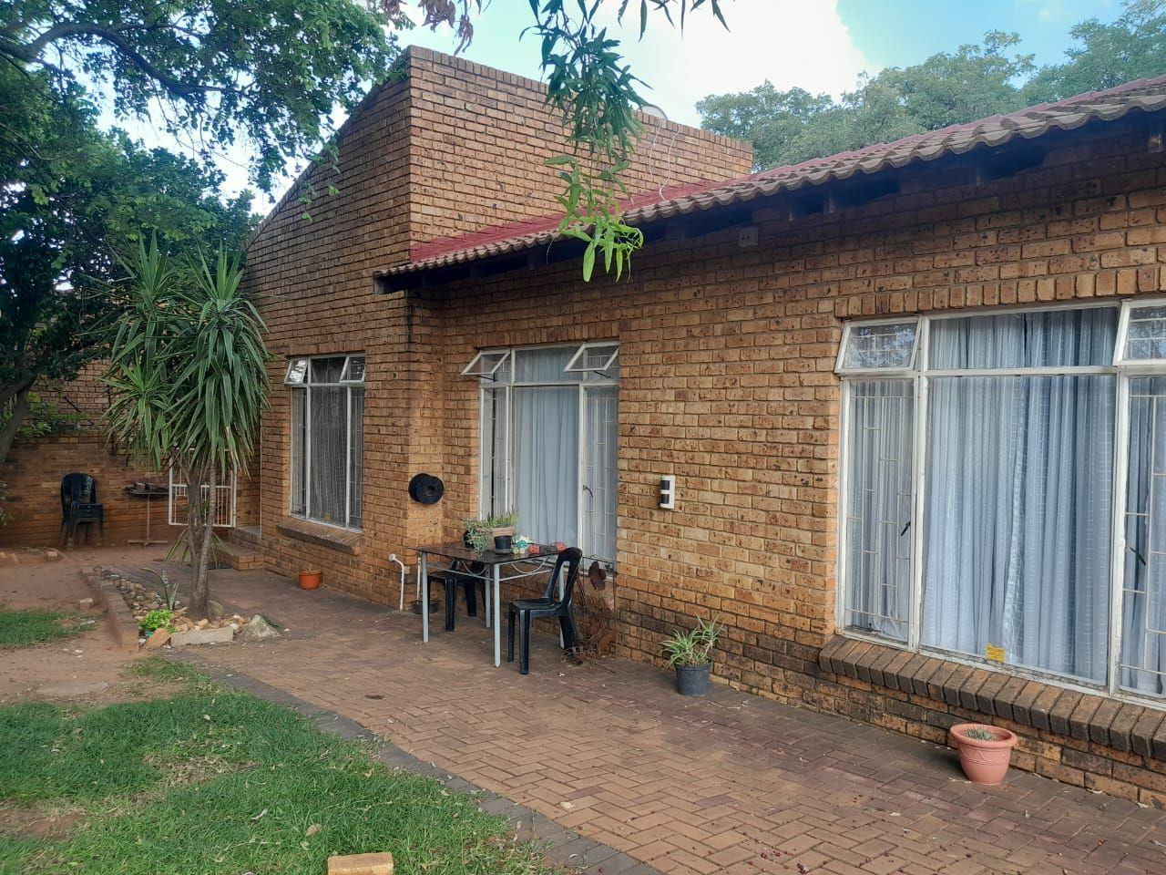 3 Bedroom House for sale in Geelhoutpark - P24-116847644