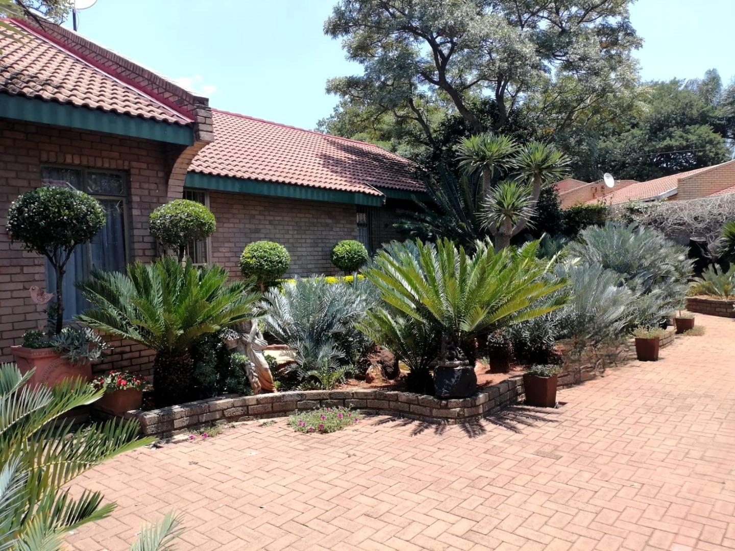 7 Bedroom House for sale in Geelhoutpark - P24-116848199