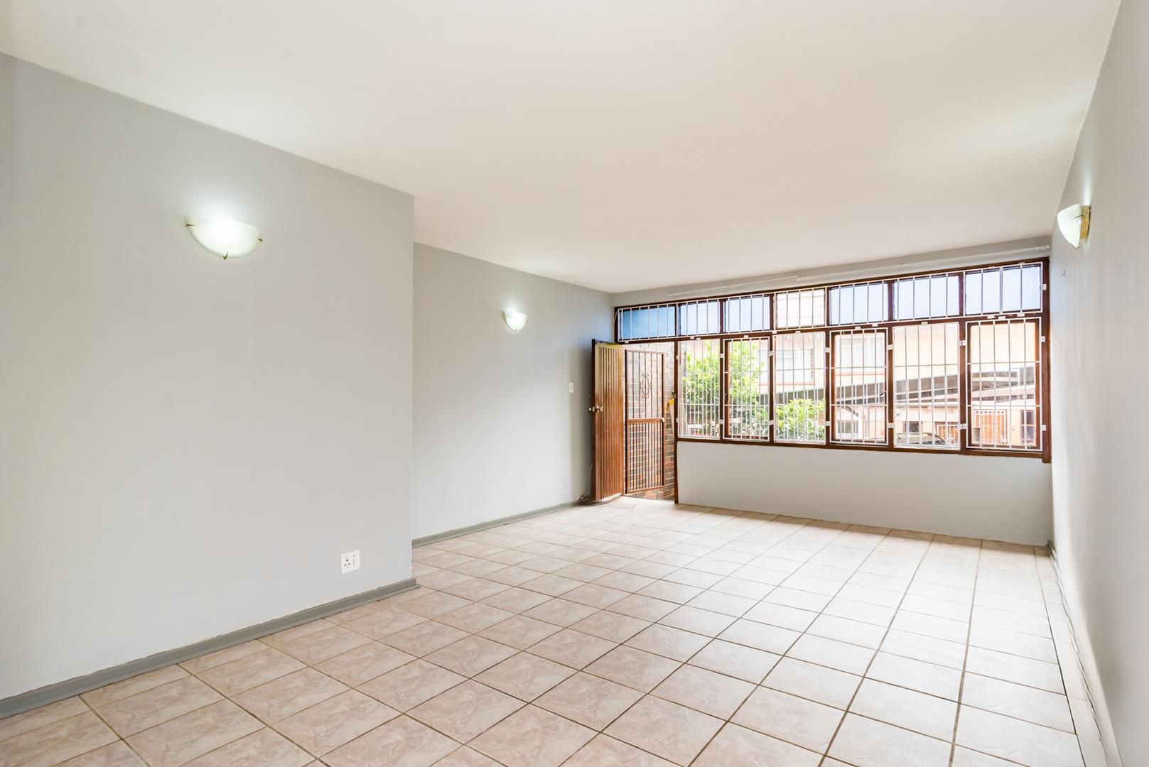 2 Bedroom Townhouse for sale in Silverfields - P24-116852317