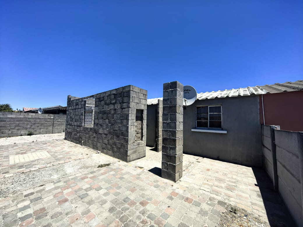 3 Bedroom House for sale in Ravensmead - P24-116853361