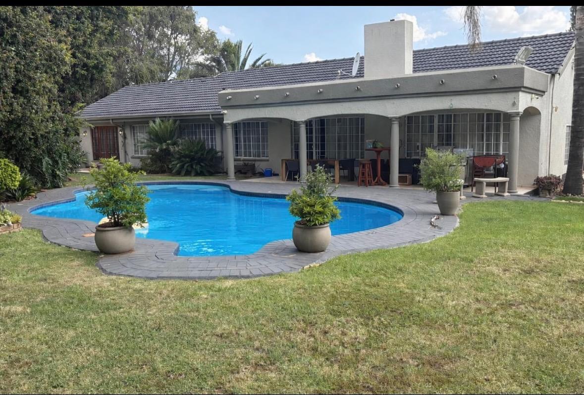 4 Bedroom House for sale in Farrarmere - P24-116853623