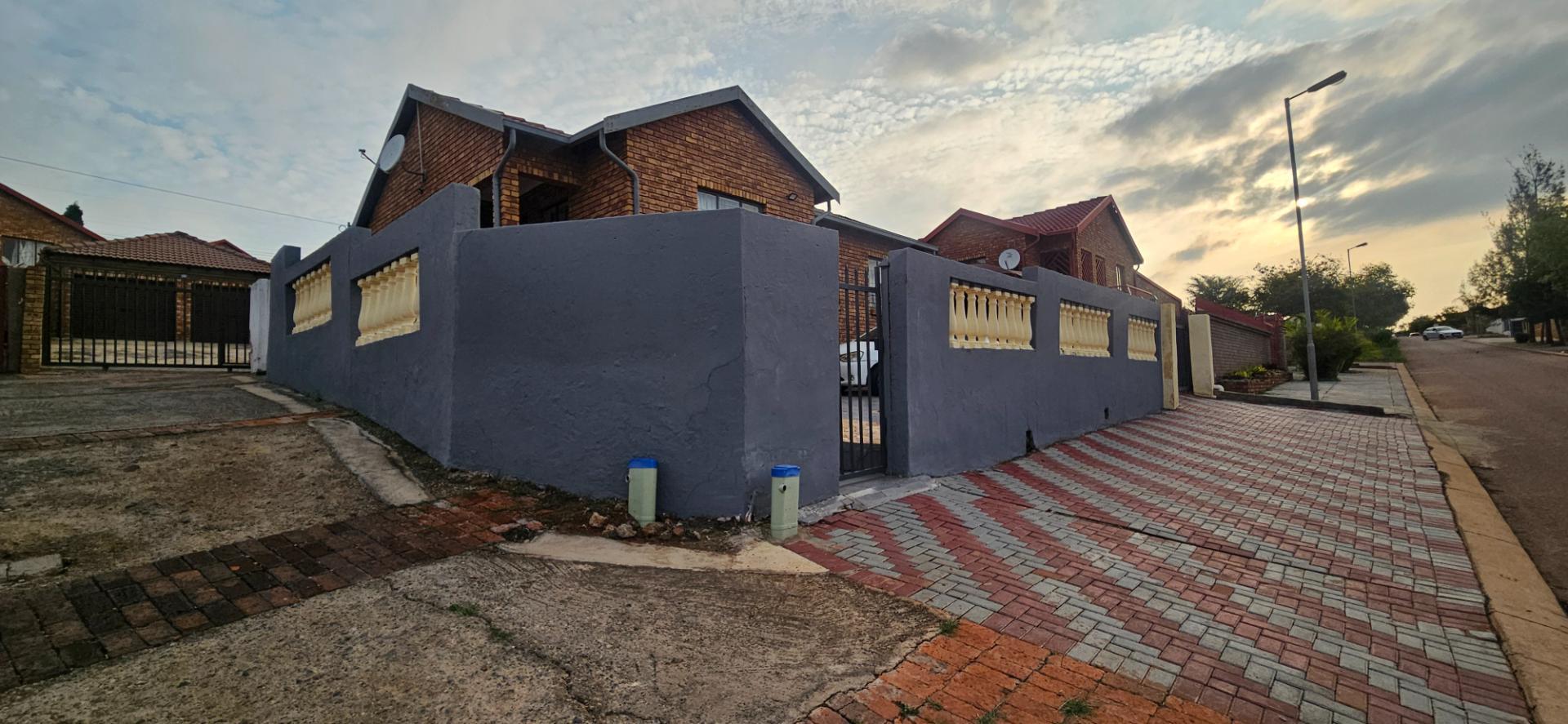 3 Bedroom House for sale in Atteridgeville - P24-116855301