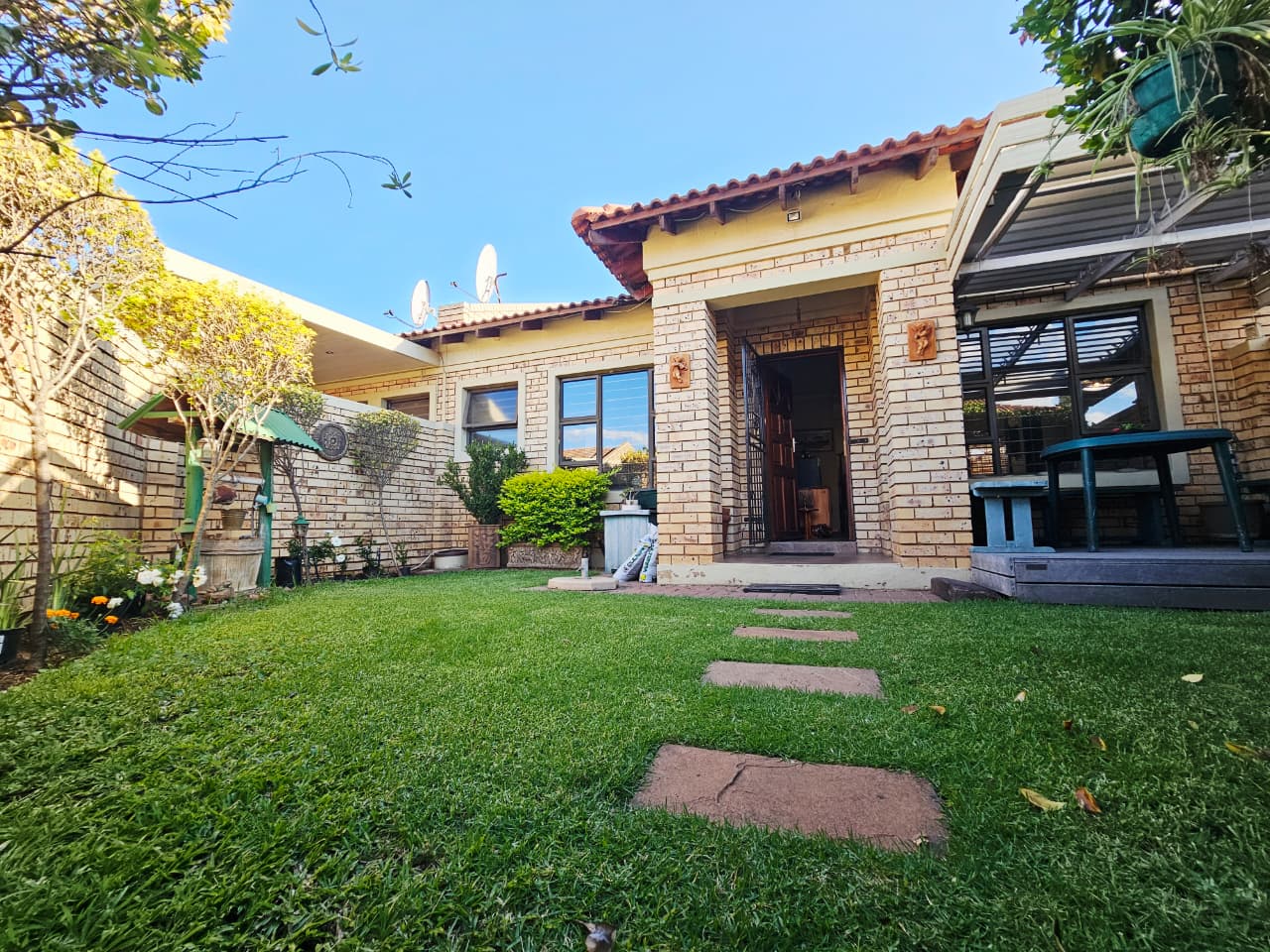 2 Bedroom Townhouse for sale in Potchefstroom Central - P24-116856027