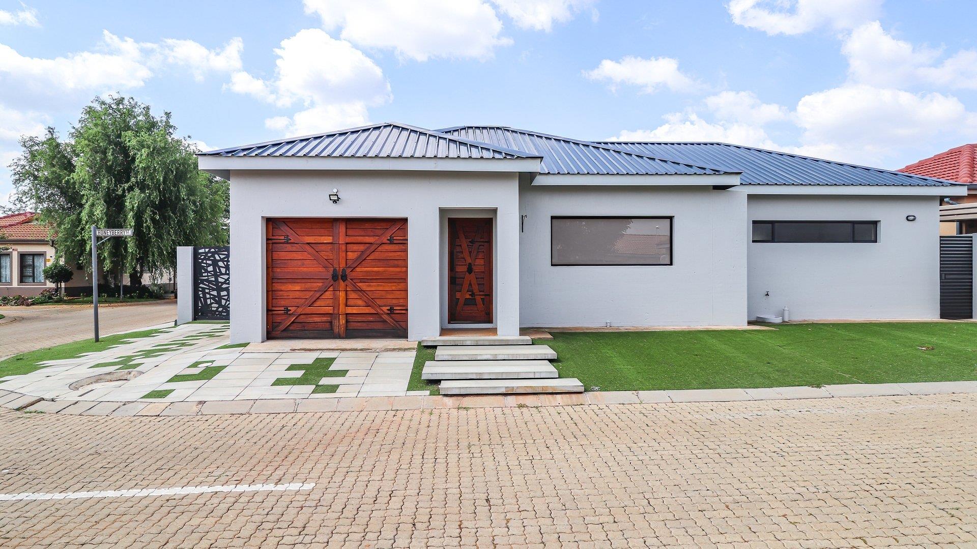 2 Bedroom House for sale in Waterberry Estate - P24-116832073