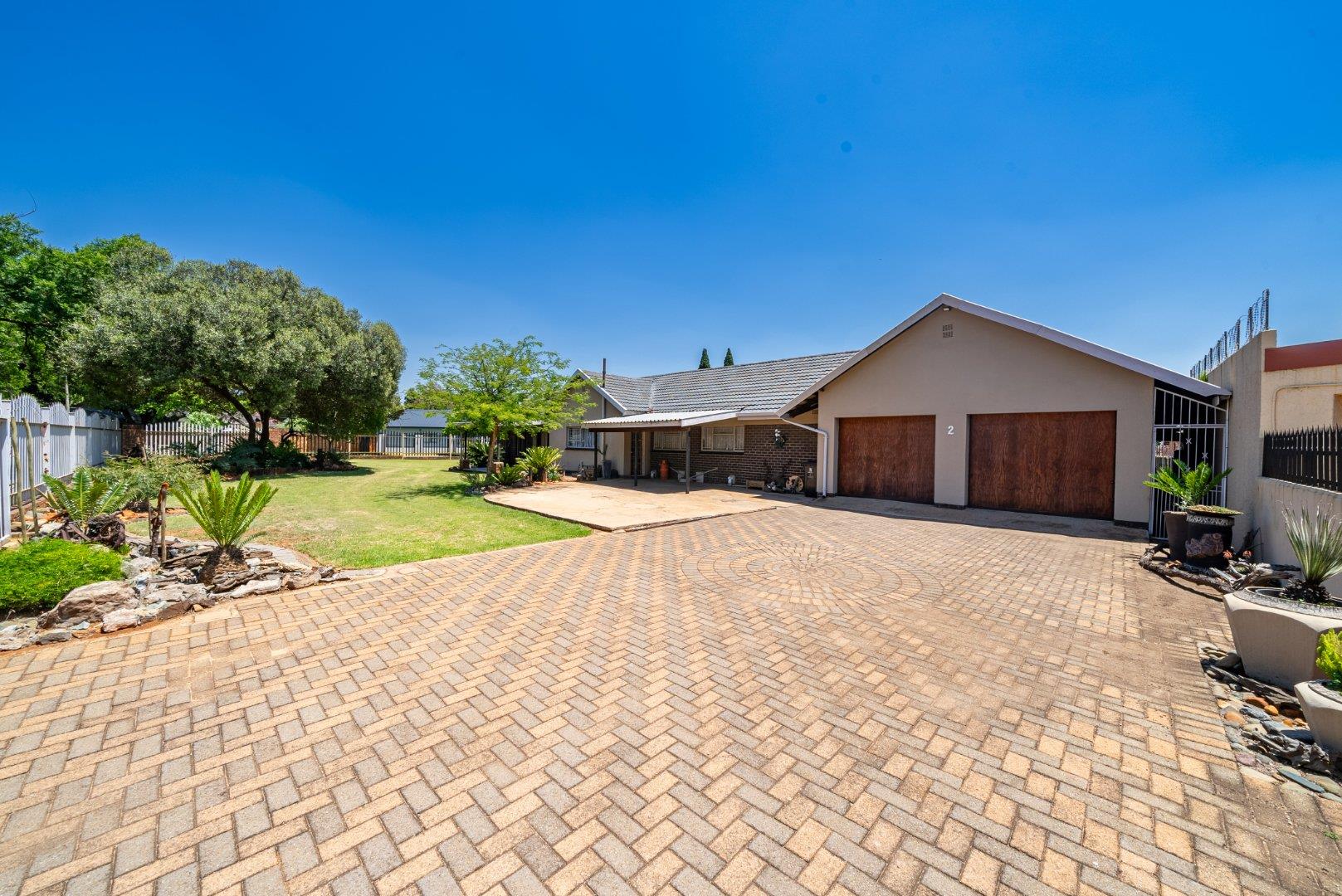 4 Bedroom House for sale in Parkrand - P24-116858719