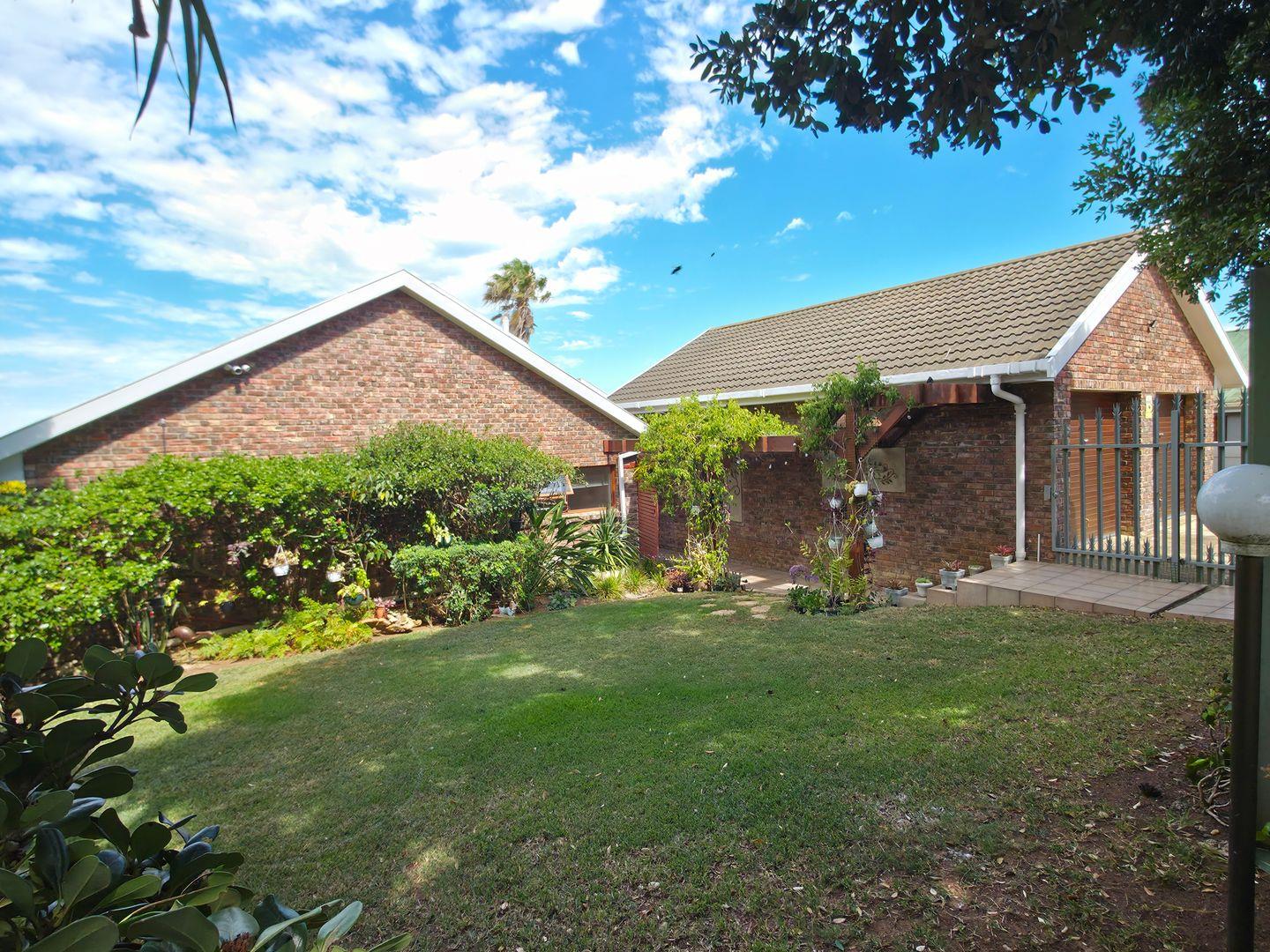 6 Bedroom House for sale in Jeffreys Bay Central - P24-116866933