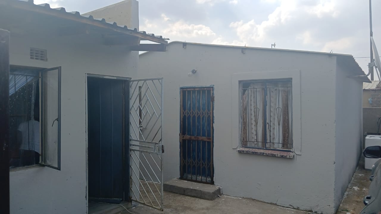 2 Bedroom House for sale in Daveyton - P24-116869869