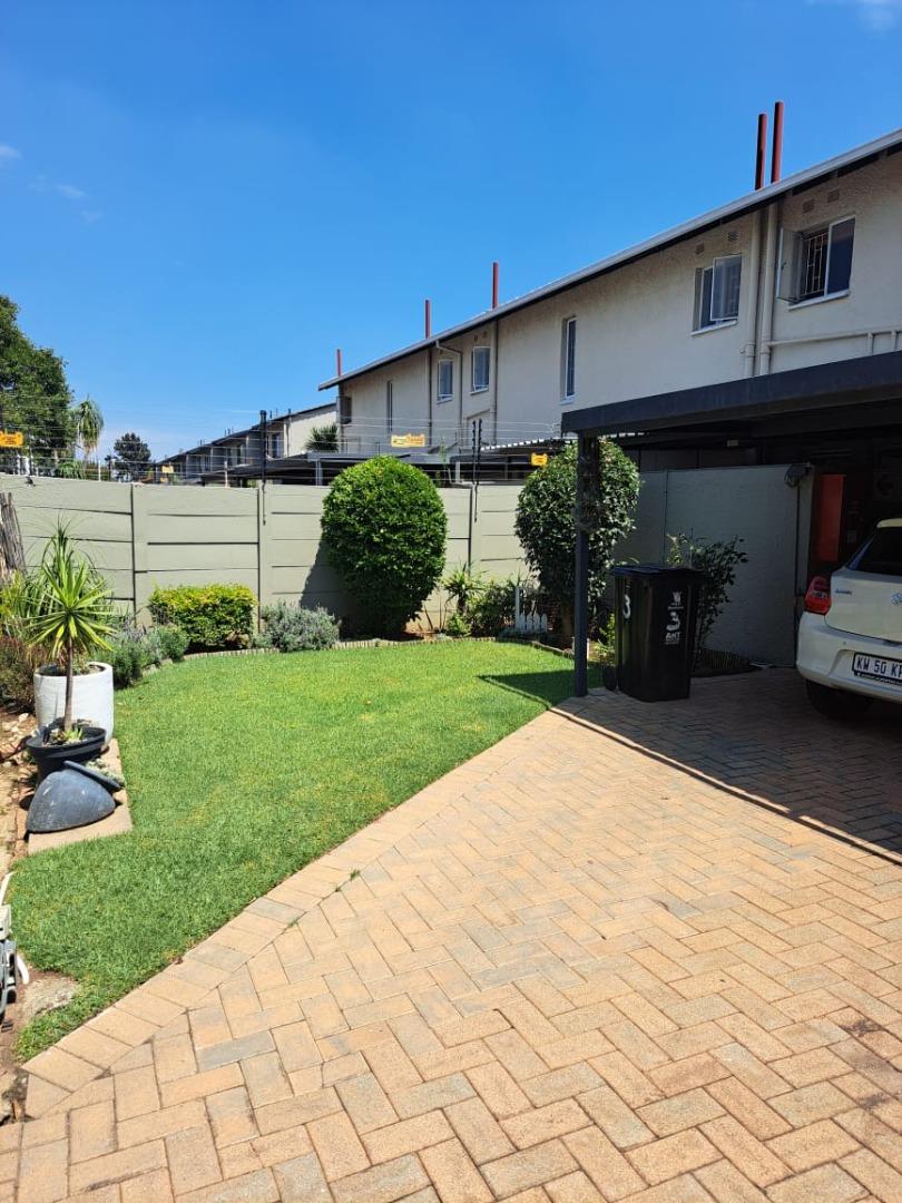 3 Bedroom Townhouse for sale in Beyers Park - P24-116871341