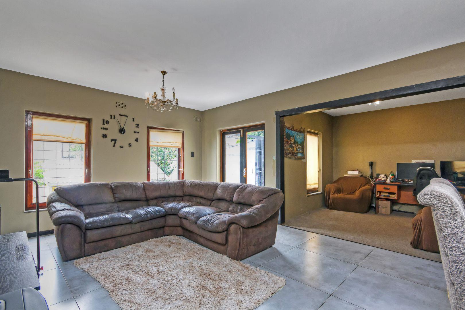3 Bedroom Townhouse for sale in Corlett Gardens - P24-116871742