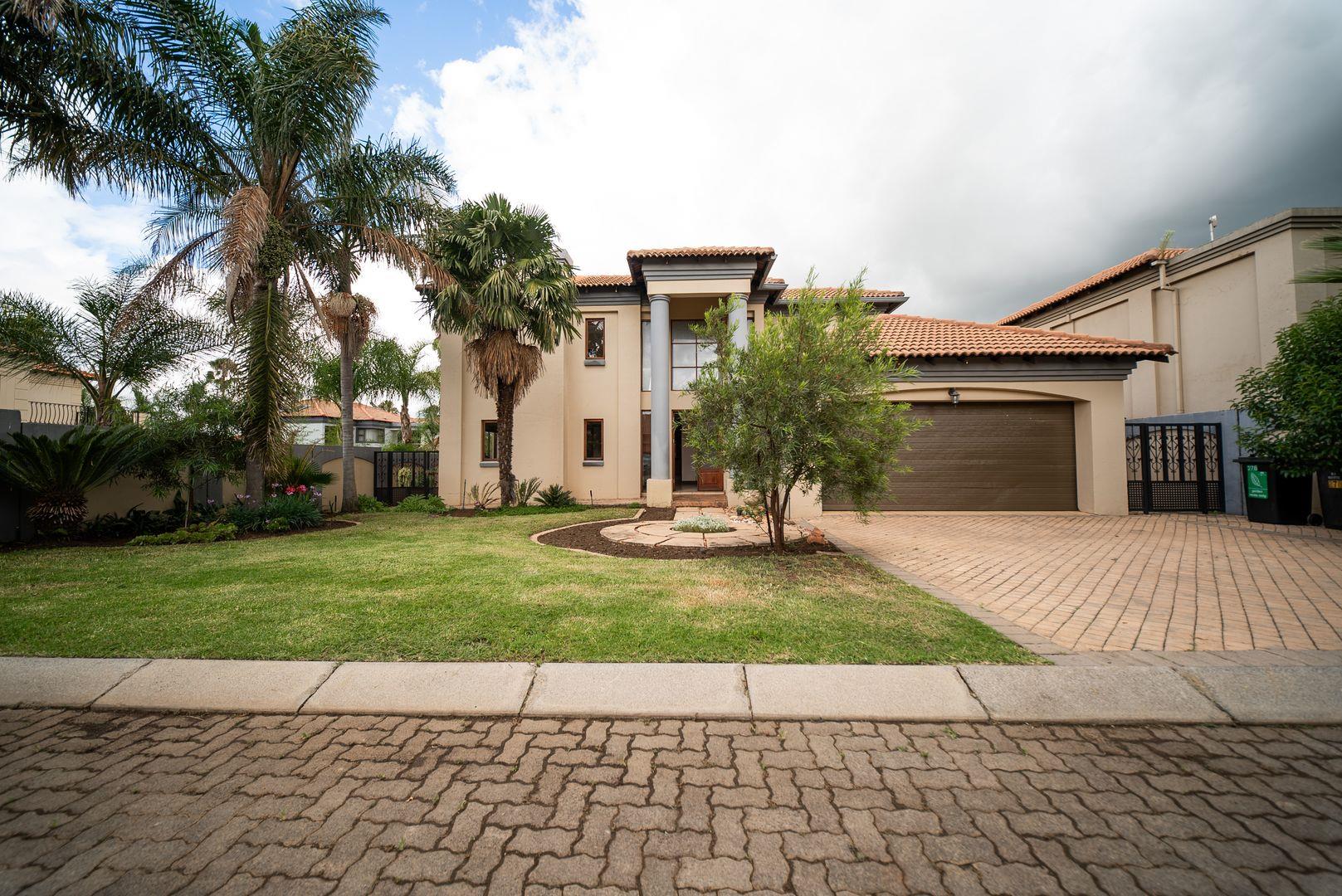 4 Bedroom House for sale in Silver Lakes Golf Estate - P24-116874119