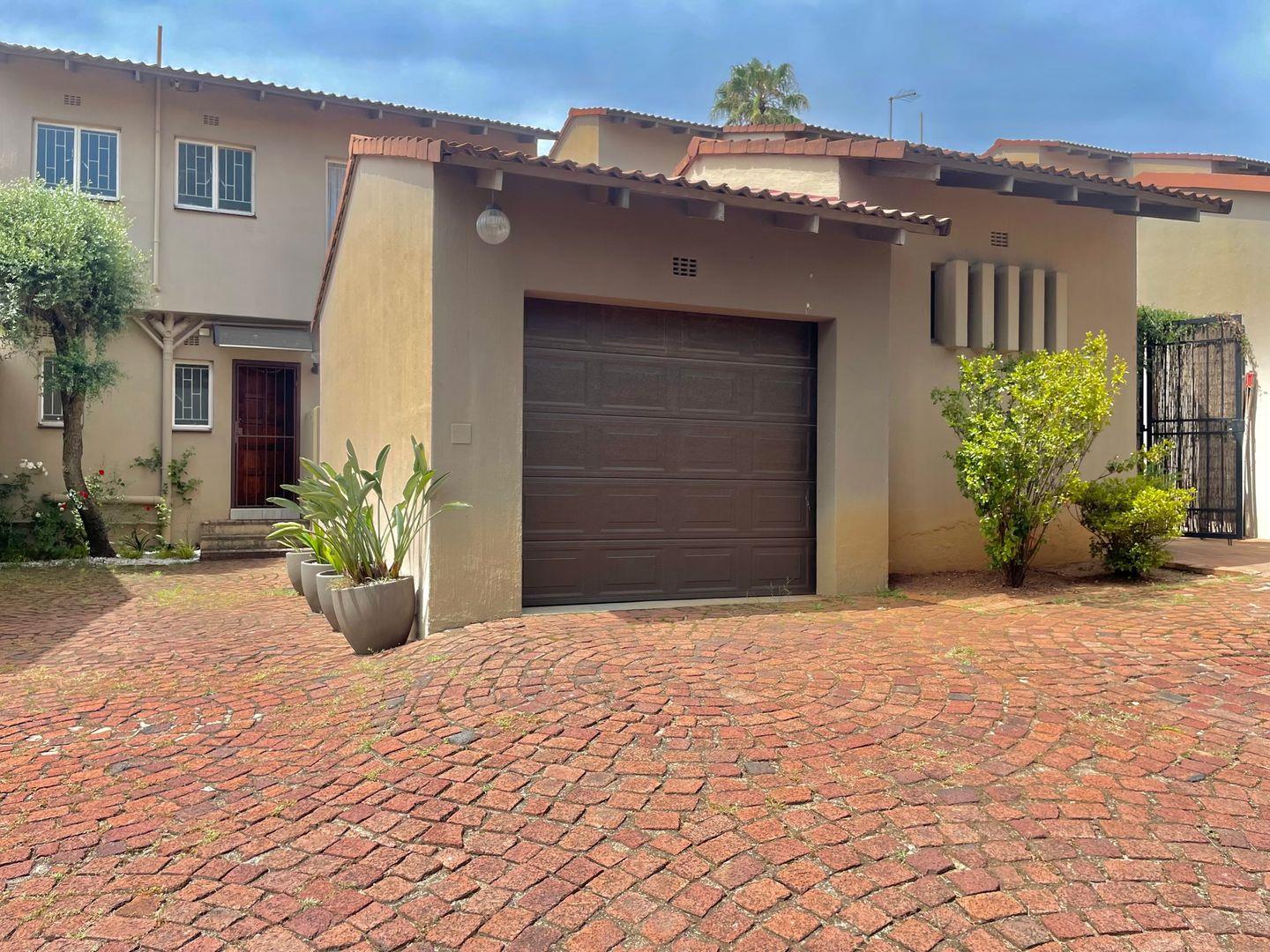 3 Bedroom Townhouse for sale in Bryanston - P24-116877968