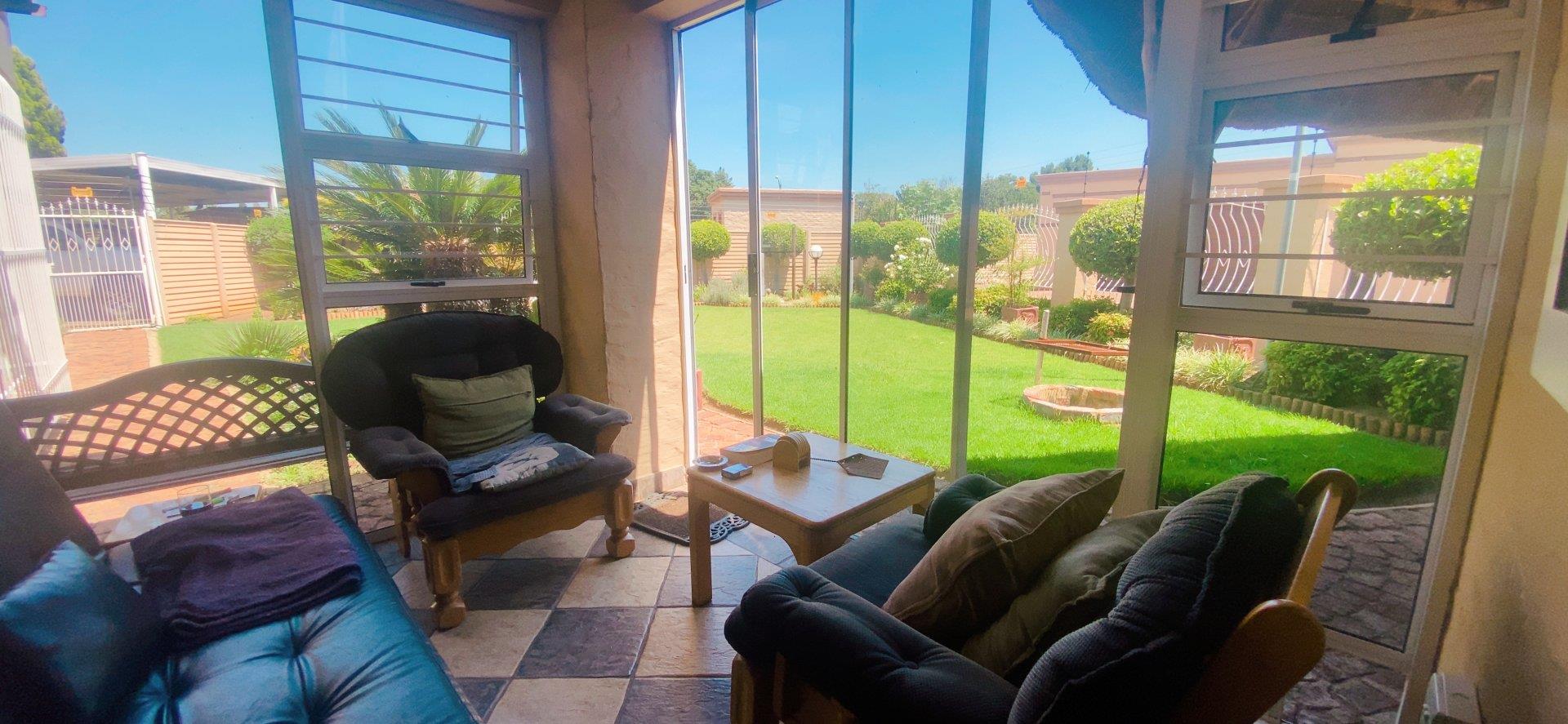 3 Bedroom Townhouse for sale in Arcon Park - P24-116878696