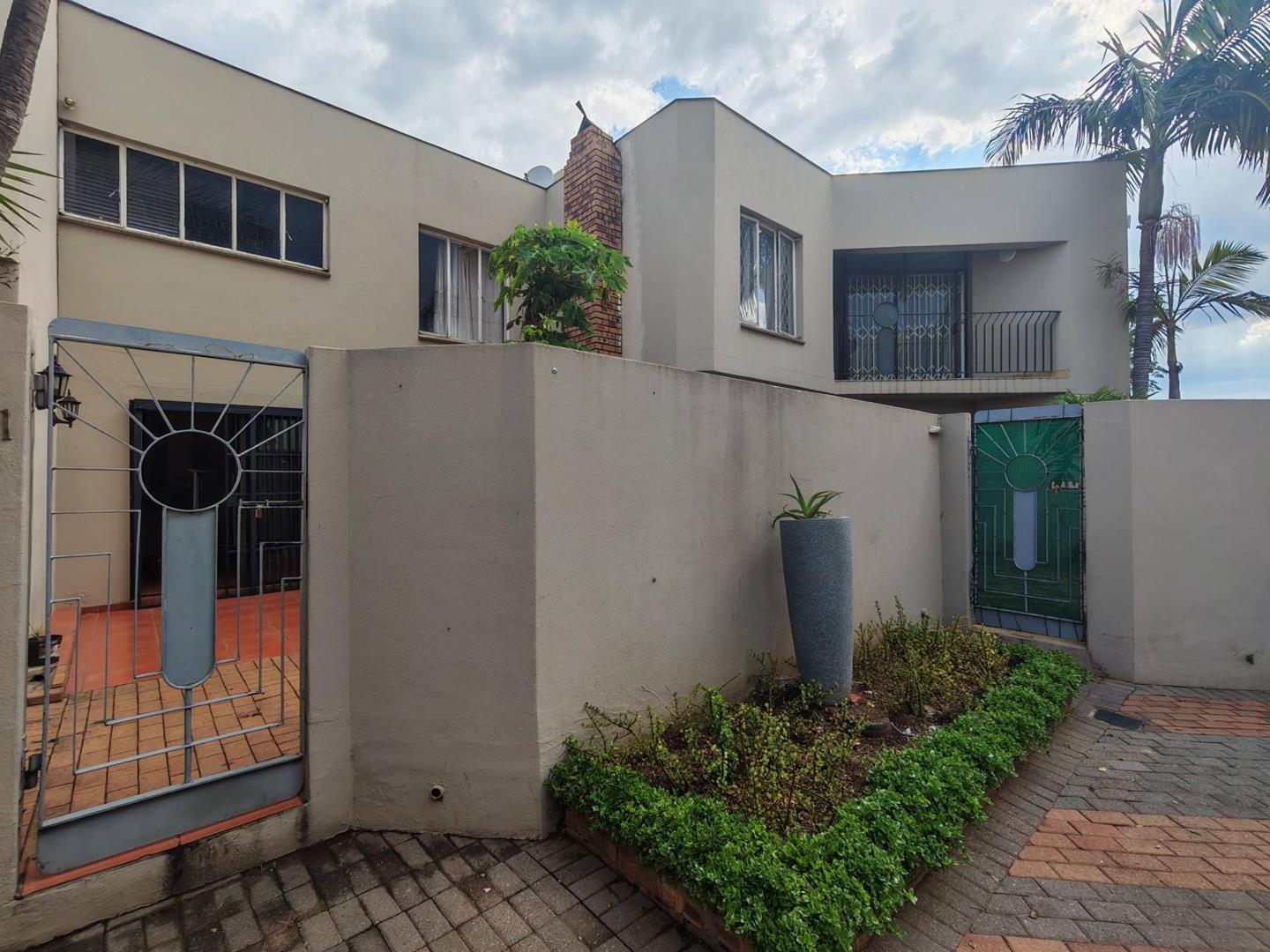 3 Bedroom Townhouse for sale in Pierre Van Ryneveld - P24-116879279