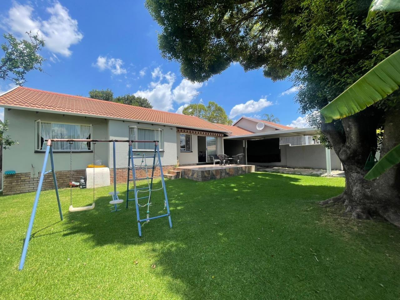 3 Bedroom Townhouse for sale in Northwold - P24-116880485