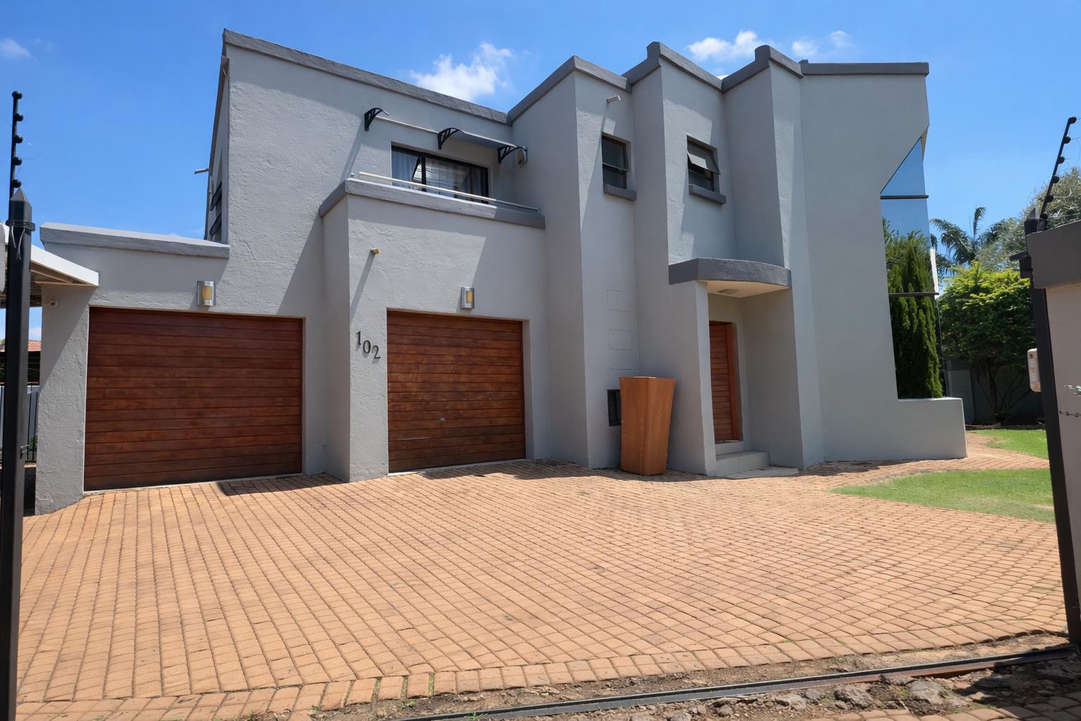 4 Bedroom House for sale in Moreleta Park - P24-116885991