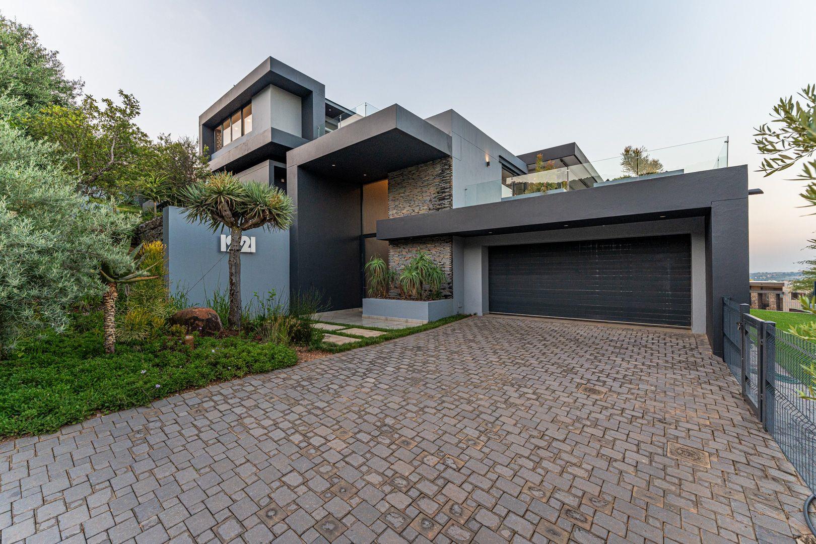 6 Bedroom House for sale in Featherbrooke Estate - P24-116887477