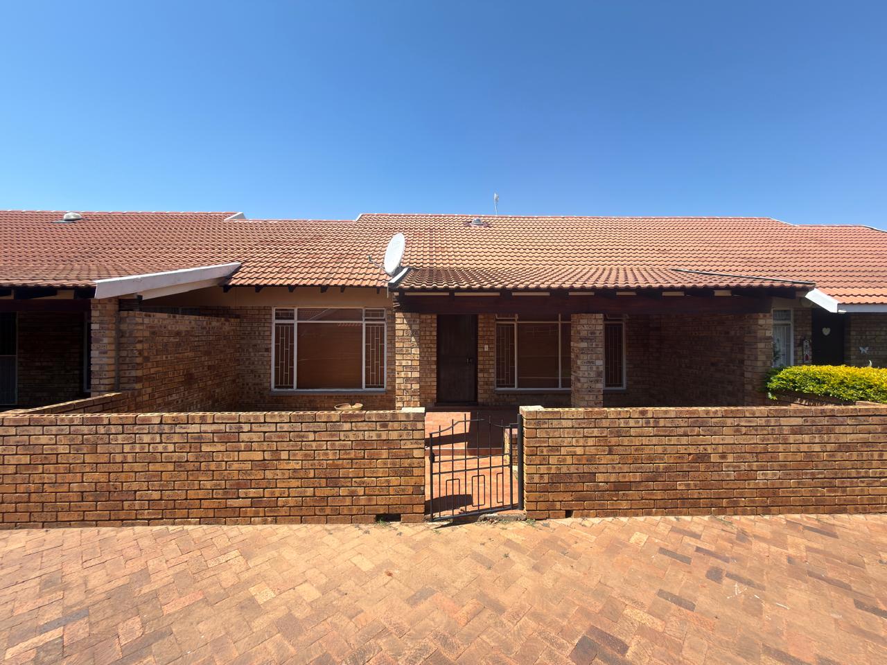 2 Bedroom Apartment / flat to rent in Stilfontein Ext 4 - P24-116887482