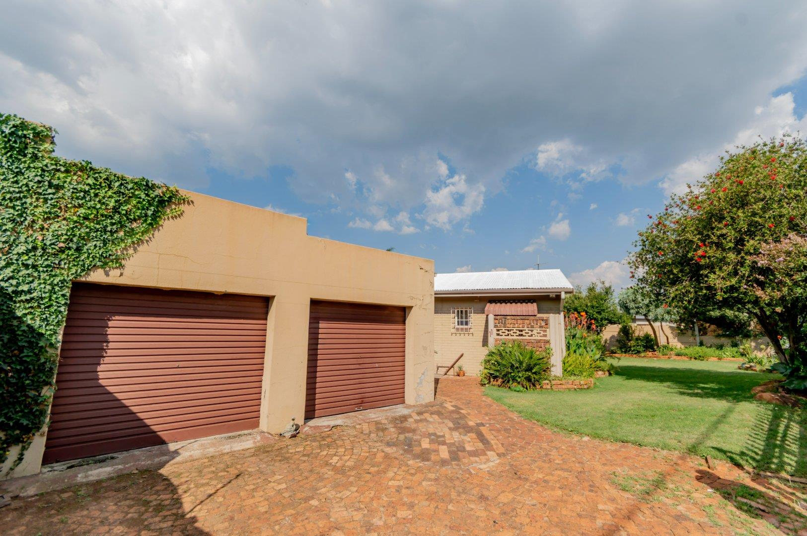 3 Bedroom House for sale in Edelweiss - P24-116887919