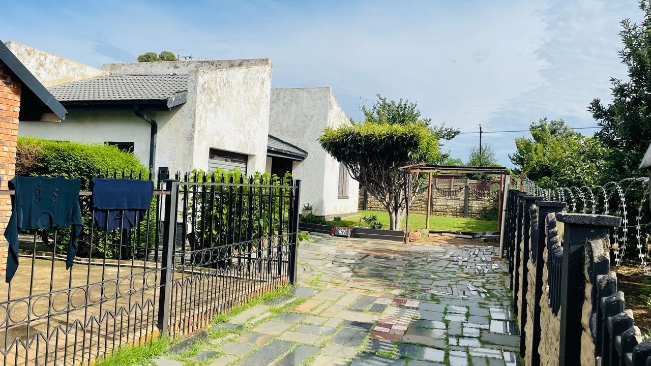 3 Bedroom House for sale in Sebokeng Zone 7 - P24-116896340