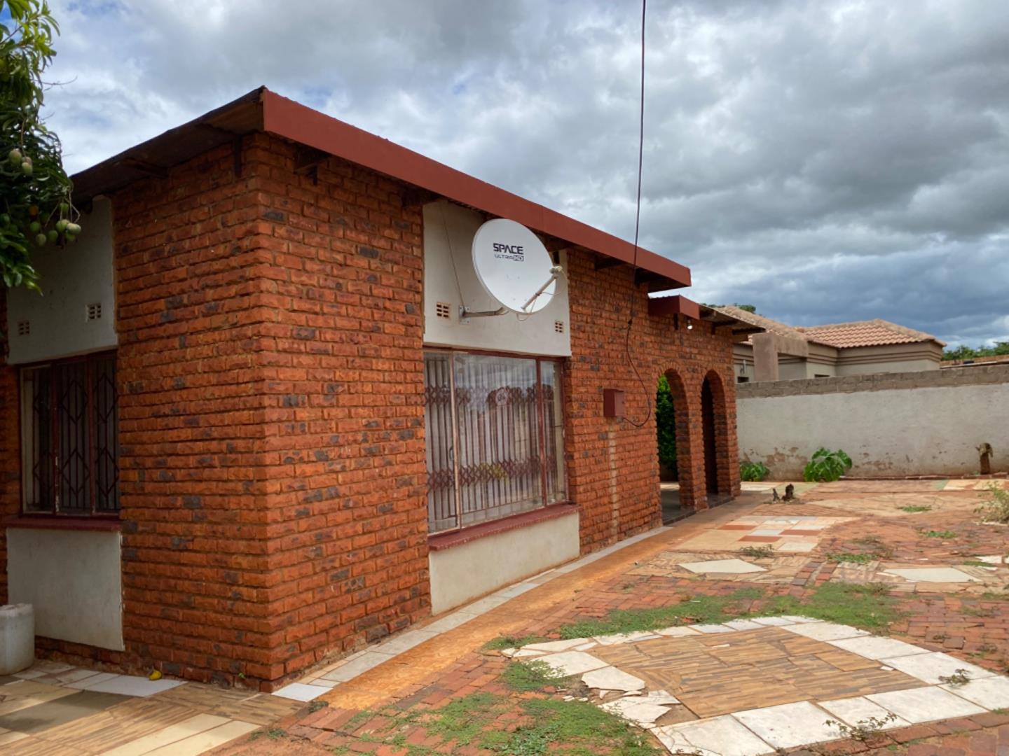 3 Bedroom House for sale in Mahwelereng - P24-116898457