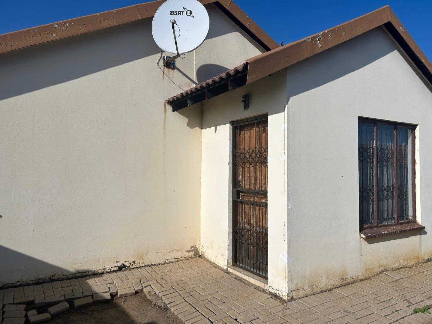 3 Bedroom House for sale in Boitekong - P24-116905296
