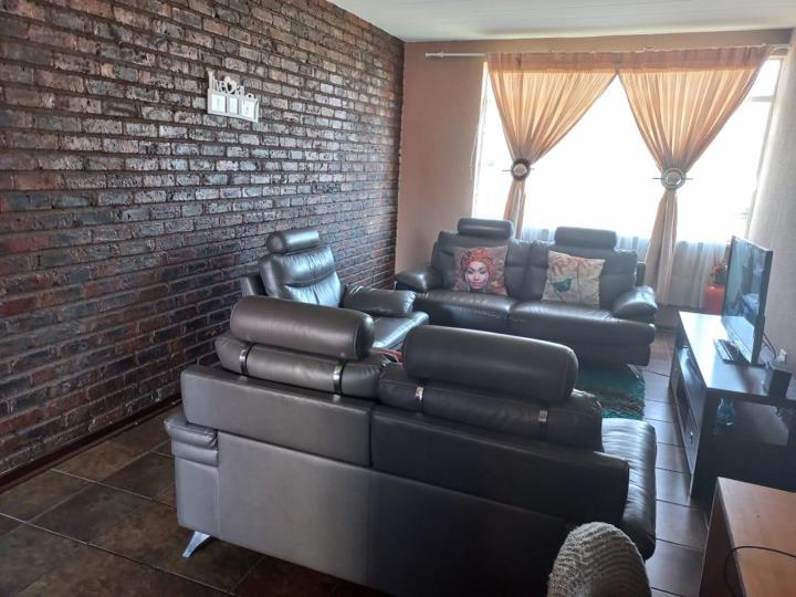 2 Bedroom Apartment / flat for sale in Germiston South - P24-116906127