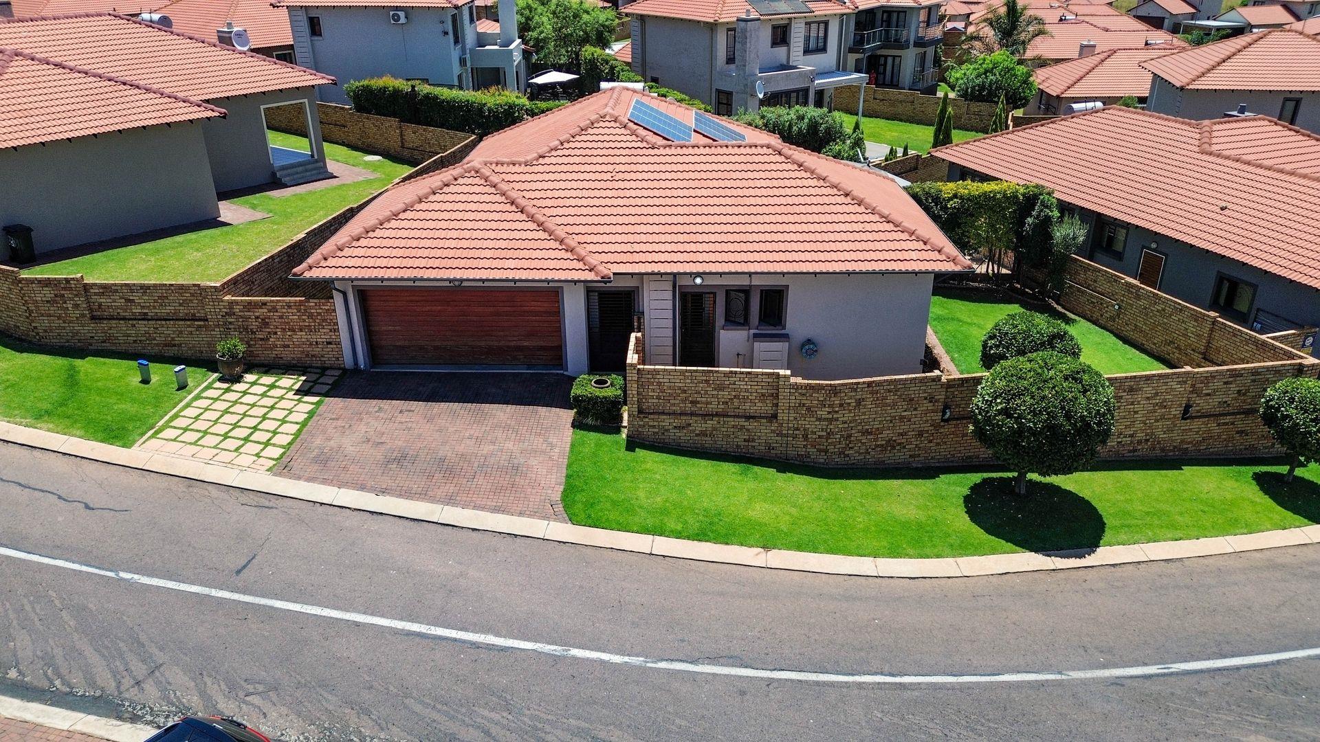 3 Bedroom House for sale in Monavoni - P24-116908421