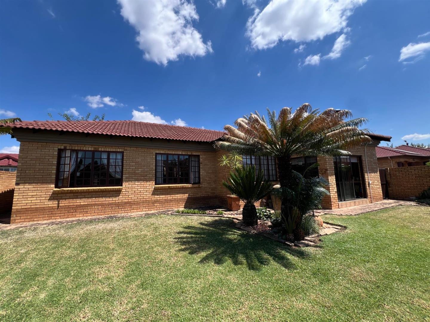 3 Bedroom House for sale in Thatchfield Estate - P24-116909852