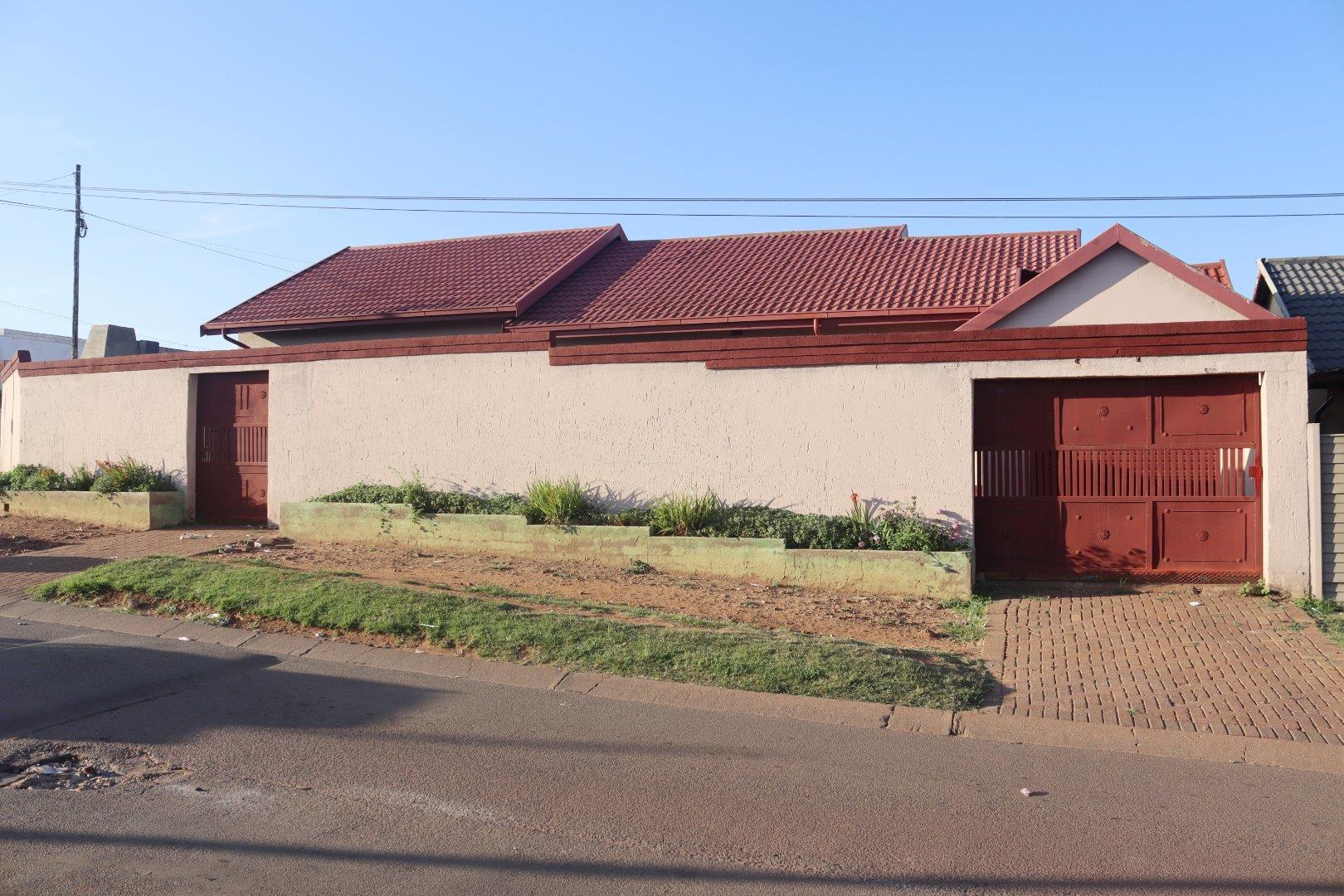 3 Bedroom House for sale in Mohlakeng - P24-116910044