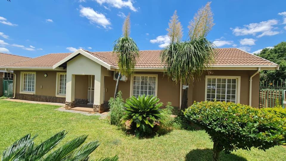 3 Bedroom House for sale in Geelhoutpark - P24-116915551