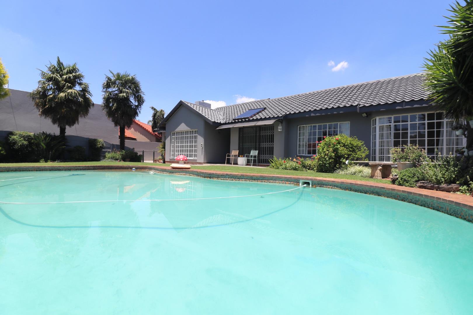 3 Bedroom House for sale in Edelweiss - P24-116919156