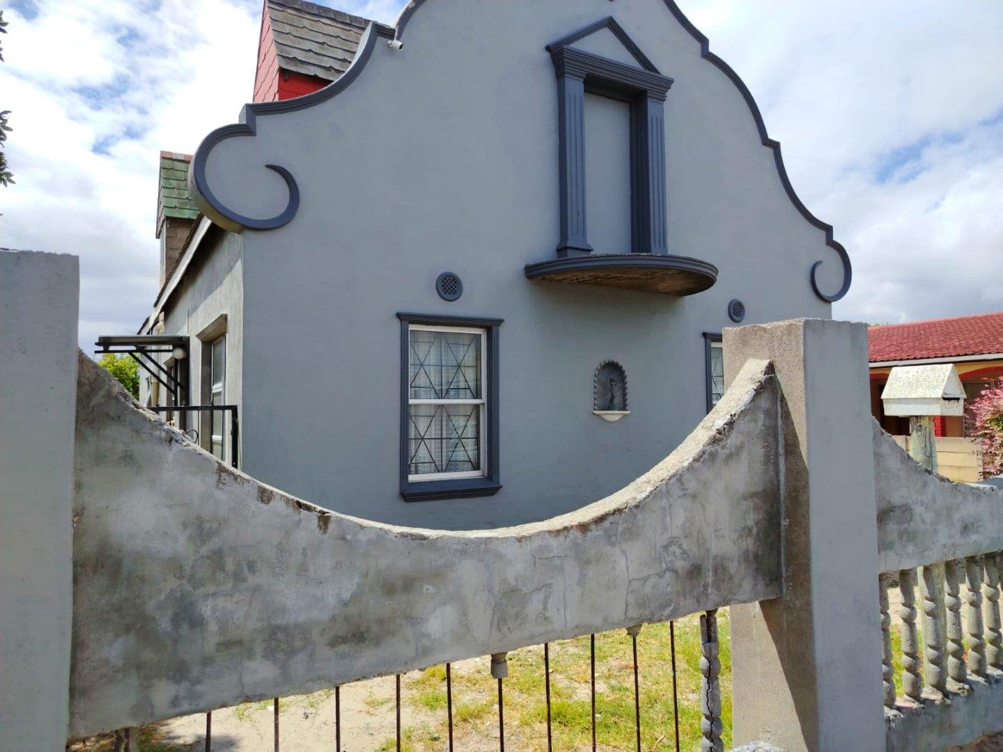 4 Bedroom House for sale in Ravensmead - P24-116923713