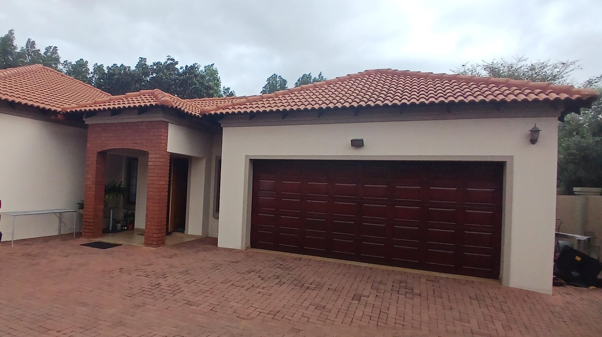 4 Bedroom House for sale in Midfield Estate - P24-116652930