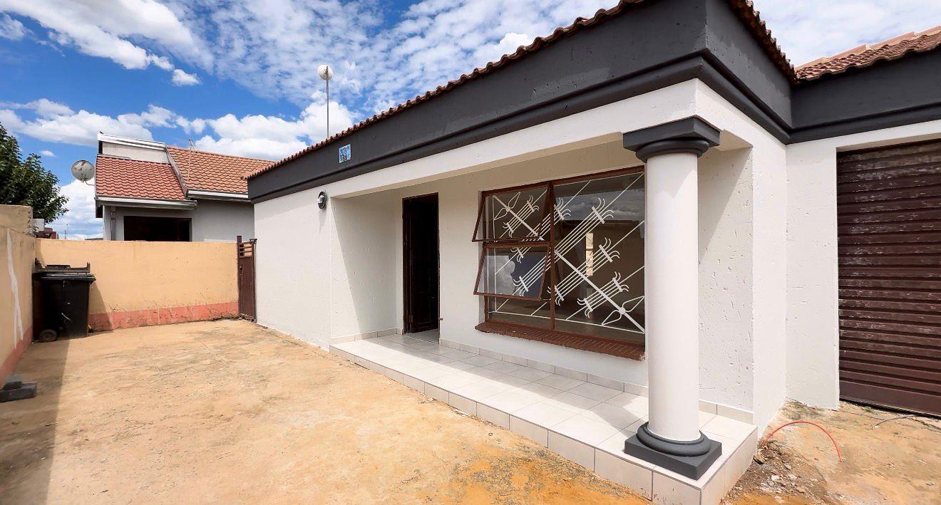 2 Bedroom House for sale in Tsakane Ext 11 - P24-116755823