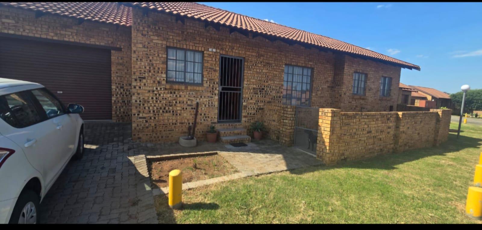 3 Bedroom Townhouse for sale in Kookrus - P24-116931886