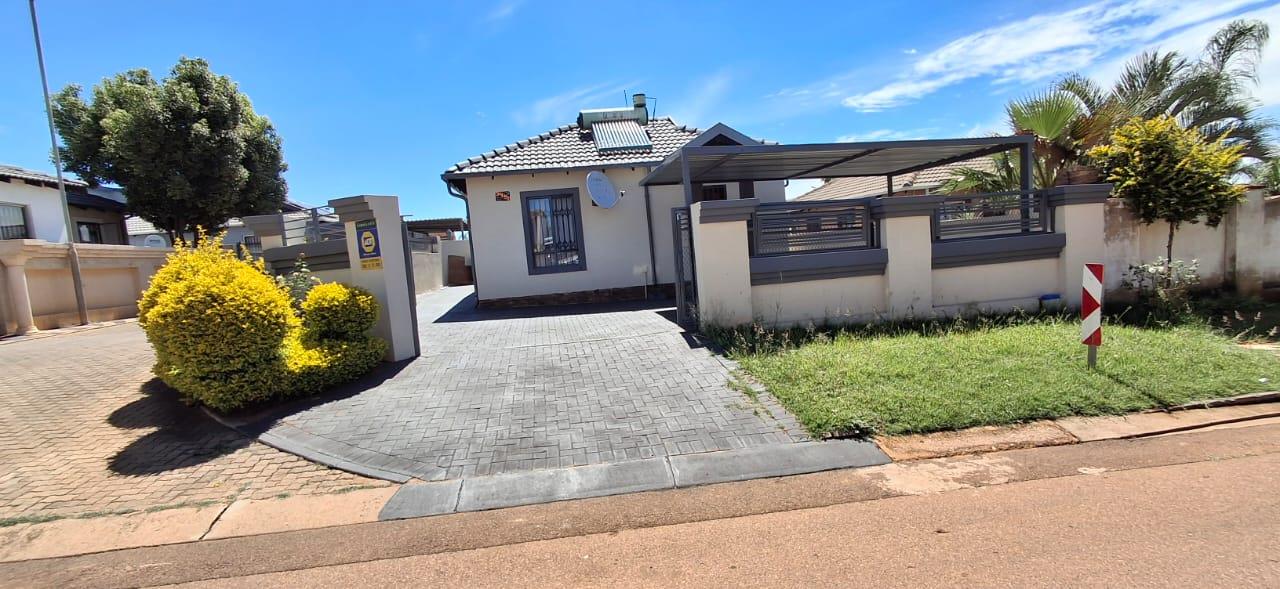 3 Bedroom House for sale in Amandasig - P24-116933490