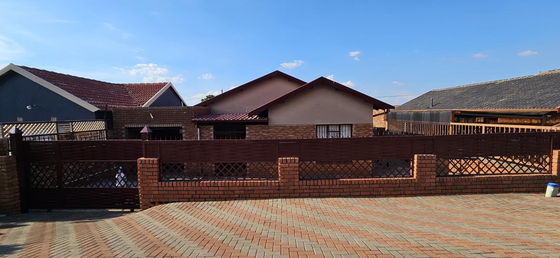 4 Bedroom House for sale in Atteridgeville - P24-116935336