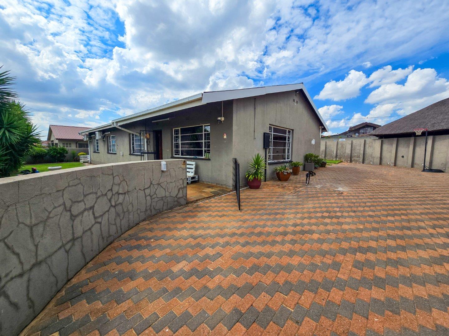 4 Bedroom House for sale in Randgate - 87 Sauer Street - P24-116941911
