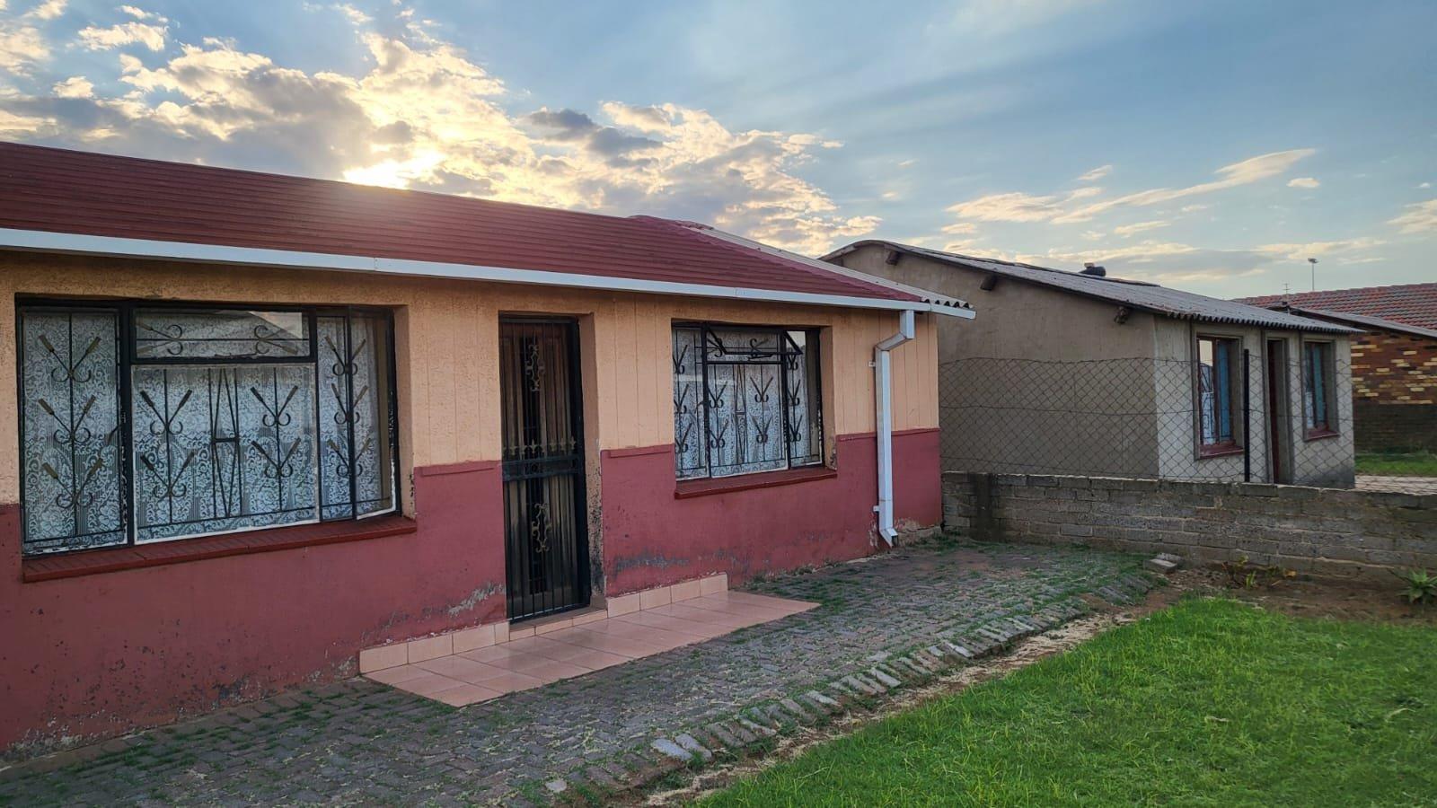 2 Bedroom House for sale in Sebokeng Zone 11 - P24-116951368