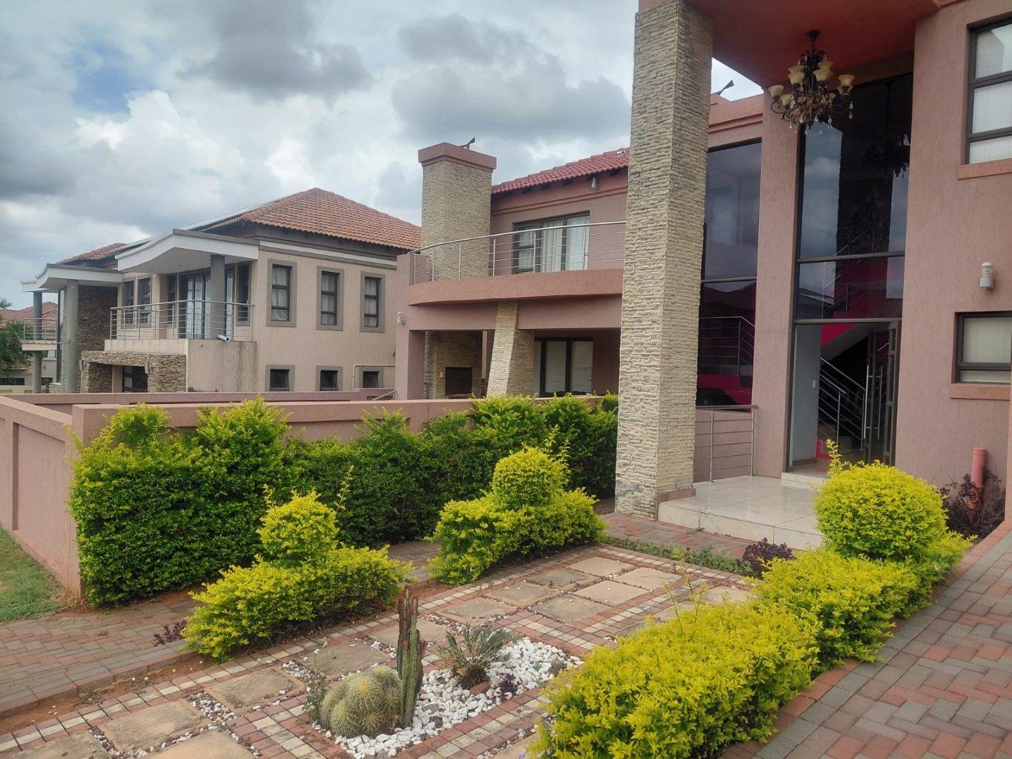 6 Bedroom House to rent in Amandasig - P24-116956363