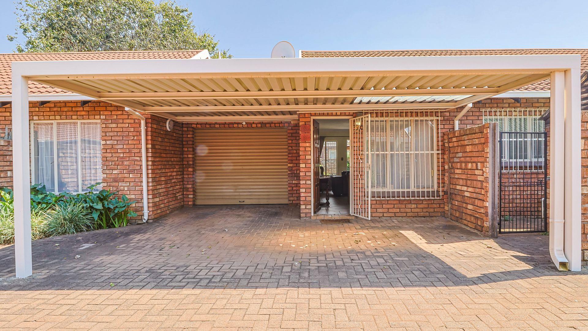 3 Bedroom Townhouse for sale in Pierre Van Ryneveld - P24-116914910